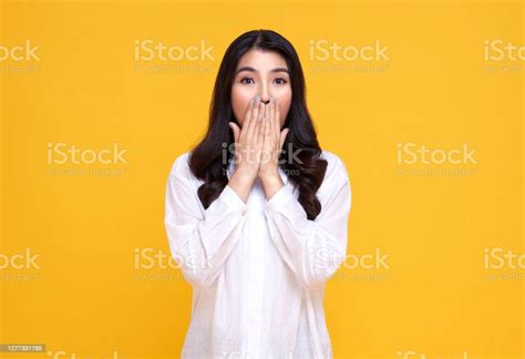 밝은 노란색 배경에 고립 된 손으로 입을 덮고 놀랍고 충격을 받은 아시아 여성 아시아인에 대한 스톡 사진 및 기타 이미지 아시아인 실수 손으로 입 막기 Istock