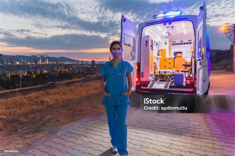 전염병 중 구급차에서 일하는 얼굴 마스크를 가진 젊은 여성 구급대원의 초상화 구급차에 대한 스톡 사진 및 기타 이미지 구급차