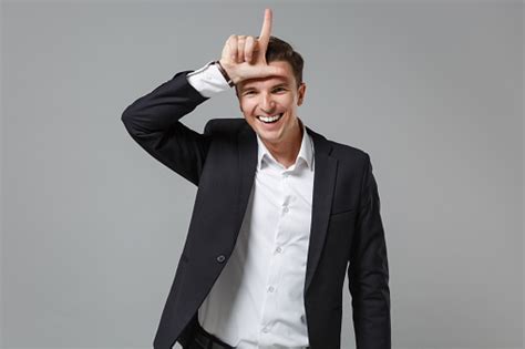 회색 벽 배경 스튜디오 초상화에 고립 포즈 고전적인 검은 정장 셔츠에 젊은 사업가 를 웃음 성취 경력 재산 사업 개념 복사