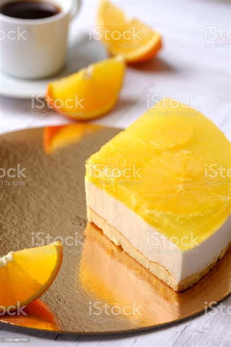 과일 오렌지 케이크의 맛있는 조각 커피 아메리카노 흰색 배경의 컵에 무스 디저트 집에서 만든 맛있는 달콤한 열정 디저트 무설탕 건강한 식습관 감귤류 과일에 대한 스톡 사진