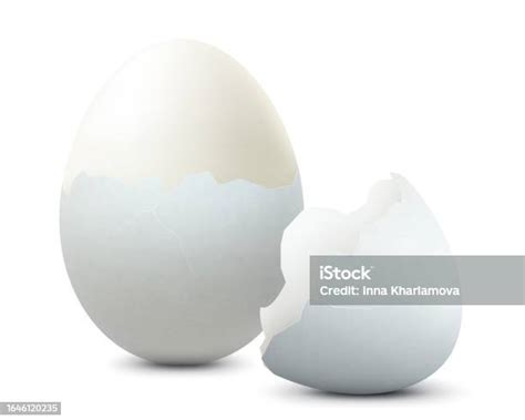 하얀 배경에 고립된 삶은 흰 닭고기 달걀 달걀 껍질과 반 껍질 달걀 고단백 건강 식품 부활절 휴가를 위한 템플릿입니다 사실적인 3d 벡터 일러스트레이션 3차원 형태에 대한