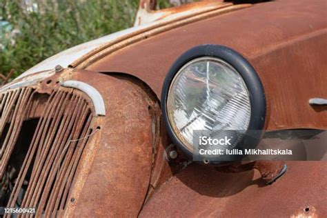 오래된 버려진 녹슨 차량의 일부 스크랩 야드에서 분쇄 된 자동차 자연과 환경 금속 재활용 개념을 보호하기 위해 사용 및 재사용이 필요했습니다 0명에 대한 스톡 사진 및 기타