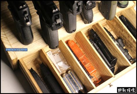 【野戰搖滾 生存遊戲】木製戰術手槍展示架 含抽屜 可放六把手槍 木製手槍架 彈匣 收藏盒 抽屜櫃 手槍櫃 槍架 露天市集 全台最大