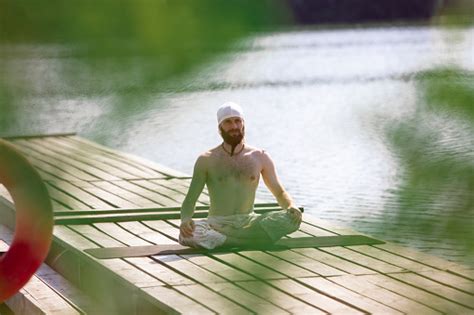 여름 아침 해돋이 야외에서 강 부두에서 요가를 연습하는 젊은이 정신 건강의 개념 자연과의 조화 감정 기술 명상하기에 대한 스톡