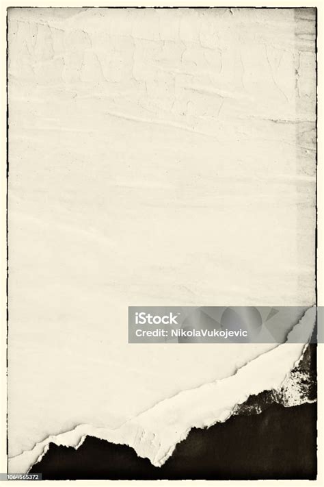 빈 갈색 오래 된 종이 구겨진 주름 잡은 찢어진 찢어진된 포스터 그런 지 질감 배경 배경 현수막 잘려지거나 찢어진 종이에 대한