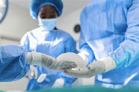 병원 수술실에서 성형 수술을 수행하는 외과 의사와 그의 조수 수술실에서 유방 확대 수술 외과 도구 임플란트 사진 Unsplash의 성인 이미지