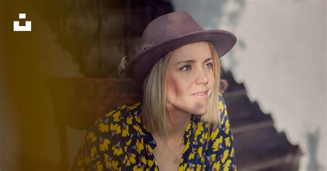 갈색 페도라 모자를 쓴 파란색과 노란색 꽃무늬 긴 소매 셔츠를 입은 여자 사진 Unsplash의 무료 로스앤젤레스 이미지