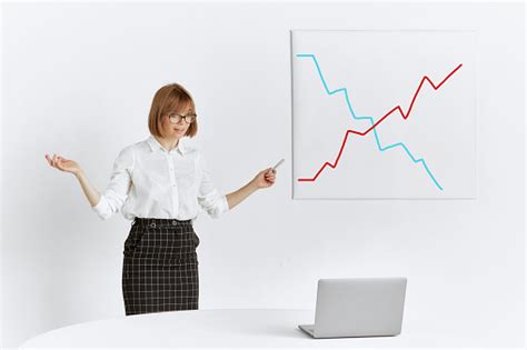 예쁜 소녀는 집에 머무르는 동안 노트북의 온라인 컨퍼런스에서 원격으로 동료에게 프리젠 테이션을 제공합니다 가상현실에 대한 스톡