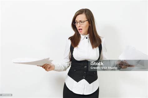 검은 양복 흰 셔츠와 흰색 배경에 고립 된 문서와 안경에 충격된 난처 한 스트레스 성 난 젊은 갈색 머리 비즈니스 여자 관리자 또는 작업자 합니다 광고에 대 한 공간을 복사