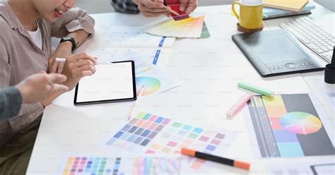 사무실에서 새로운 개발 전략에 대한 아이디어를 논의하는 창의적인 디자이너 팀의 잘린 샷 사진 Unsplash의 태국 이미지