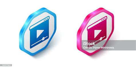 흰색 배경에서 격리된 Isometric Online 재생 비디오 아이콘 플레이 사인이있는 필름 스트립 육각 버튼 벡터 3차원 형태에 대한 스톡 벡터 아트 및 기타 이미지