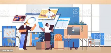 화상 통화 중 웹 브라우저 창에서 동료와 재무 통계 데이터를 분석하는 비즈니스 인팀 가상현실에 대한 스톡 벡터 아트 및 기타 이미지 가상현실 경영자 고용과 노동