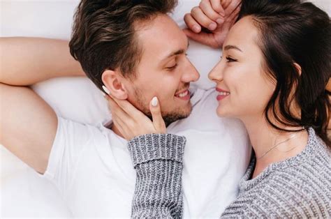 Kesempatan Makin Mesra Sama Ayang Ini Manfaat Ciuman Bibir Saat Pms Stylo