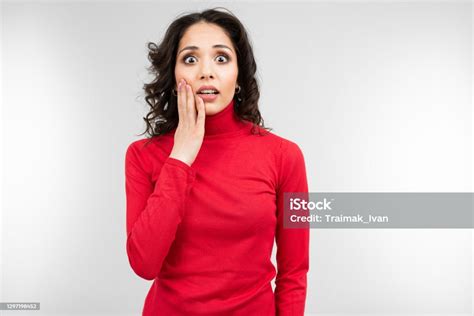 깜짝 갈색 머리 소녀 에 A 빨간 스웨터 에 A 회색 스튜디오 배경 와 복사 공간 20 24세에 대한 스톡 사진 및 기타 이미지