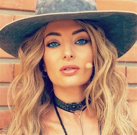 Delia (@Delia_Official) | Twitter