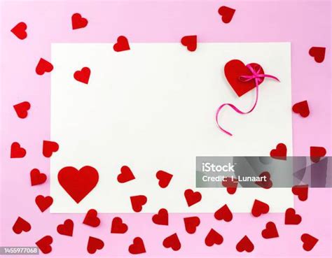 복사 공간이 있는 빈 용지 카드 분홍색 배경에 빨간 하트 발렌타인 데이 인사말 카드 플랫 레이 복사 공간 개념에 대한 스톡 사진 및 기타 이미지 Istock