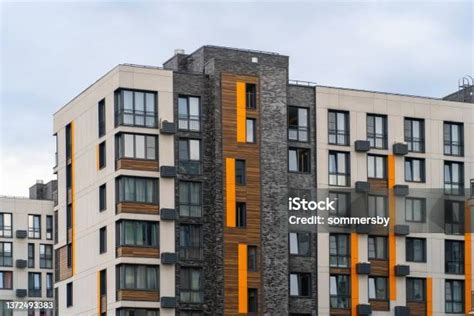 현대 아파트 건물의 건축 세부 사항 교외 지역의 현대 유럽 주거 아파트 건물 단지 로프트 아파트에 대한 스톡 사진 및 기타 이미지 로프트 아파트 건물 외관 건설 산업