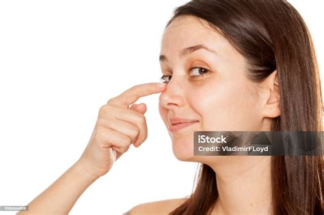 흰색 바탕에 그녀의 코를 만지고 행복 한 젊은 여자의 프로필 여자만에 대한 스톡 사진 및 기타 이미지 여자만 옆모습 코 Istock