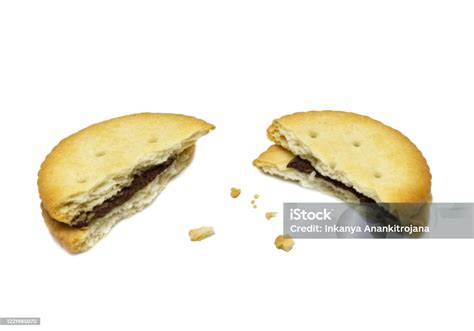 부스러기로 깨진 비스킷 샌드위치 크래커 초콜릿 맛 크림과 버터 바삭바삭한 맛있는 달콤한 식사와 유용한 쿠키 흰색 배경에 격리 0명에 대한 스톡 사진 및 기타 이미지 Istock