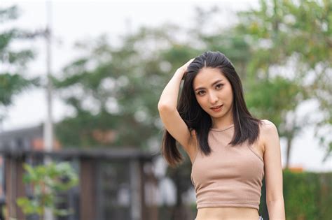 햇빛 아래 야외에서 웃고 있는 아름다운 젊은 여성의 행복한 느낌 여성과 아름다운 미소의 꽤 매력적인 얼굴 그녀는 긍정적 인 사고와 성공입니다 감정에 대한 스톡 사진 및 기타