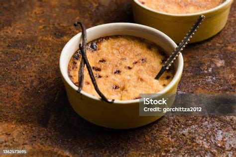 스페인어 크레마 카탈라나 크림 브루리 전통적인 프랑스 바닐라 크림 디저트 불에 탄 크림 탄 또는 트리니티 크림 단단한 캐러멜화된 설탕층을 얹은 풍부한 커스터드 베이스 금이