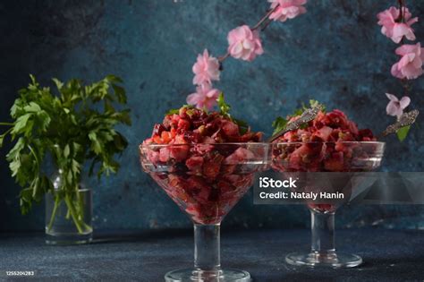 전통 러시아 레드 샐러드와 요리 및 절인 야채 완두콩 비트 뿌리 회색 배경에 두 개의 유리 그릇에 0명에 대한 스톡 사진 및 기타 이미지 Istock