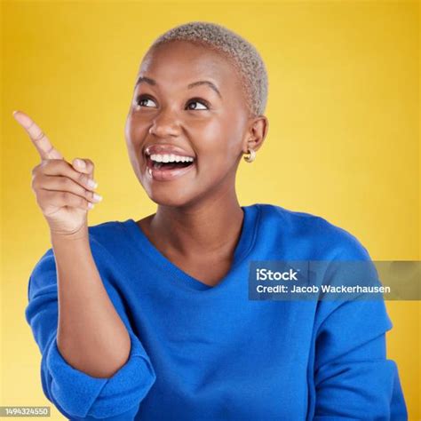 노란색 배경에 고립된 스튜디오의 모형과 흑인 여성을 가리키며 미소를 지었다 생각하고 행복하고 아프리카 여성 모델은 브랜딩 공간을