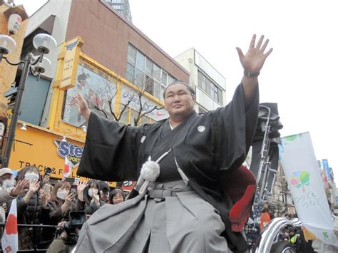 Ёкозүна Хошорюүд зориулсан баярын парадад 25 мянга гаруй хүн оролцжээ