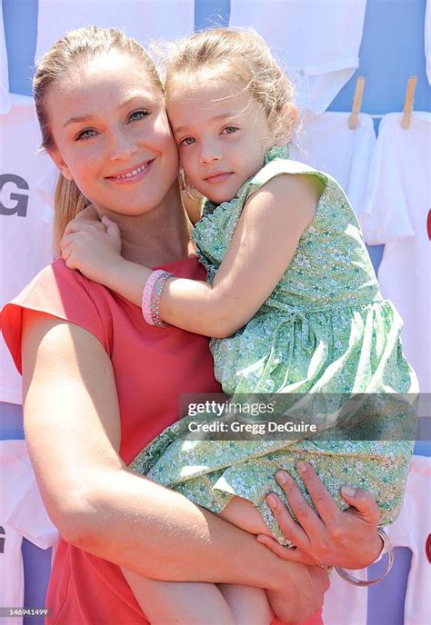 Actress Elisabeth Rohm And Daughter Easton Arrive As Lg Presents 20
