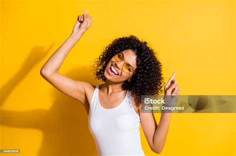 긍정적 인 아프리카 계 미국인 소녀 포인트 손가락 댄스 디스코 여름 휴식의 사진 펑키 한 노란색 배경에 고립 갈색 머리에 대한 스톡 사진 및 기타 이미지 Istock