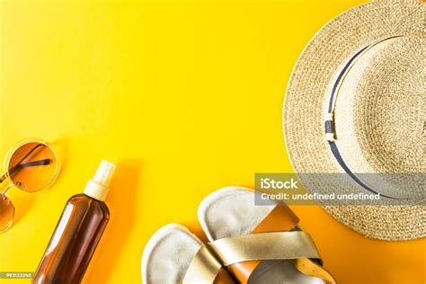 노란색 바탕에 밀 짚 모자 선글라스와 함께 해변 휴가 대 한 여자의 여름 액세서리 상위 뷰 평평 하다입니다 공간 복사 0명에 대한 스톡 사진 및 기타 이미지 Istock
