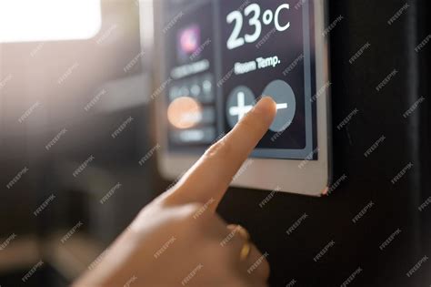 Parede do sistema doméstico inteligente e mãos femininas com monitor de ...