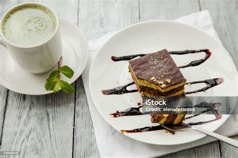 카페에서 화이트 플레이트에 오스트리아 3 층 케이크와 말 차 한잔 공휴일에 대한 스톡 사진 및 기타 이미지 공휴일 그릇