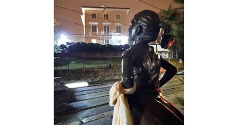 مجسمه معروف دختر نترس به مقابل سفارت جمهوری اسلامی در نروژ منتقل شد