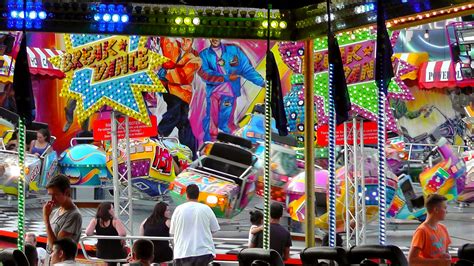 무료 이미지 빛 인간의 타기 회전 목마 화려한 세상에 알리다 제전 장난 행사 놀이기구 공정한 환대 민속 축제 개인적인 범퍼카 입 가드 측정