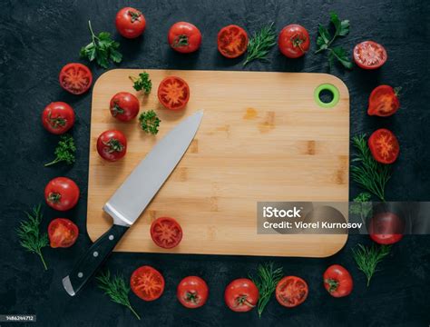 나무 마 개 보드 주위에 누워 붉은 토마토의 수평 평면도 그린 파 슬 리와 딜 나이프 근처 비 건 테이블 식품 컨셉 0명에 대한 스톡 사진 및 기타 이미지 Istock