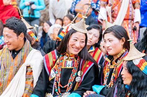 Gasa 축제에서 여자를 Layap Layap 여성의 드레스의 가장 독특한 특징은 원뿔 모자입니다 관광에 대한 스톡 사진 및 기타 이미지 Istock