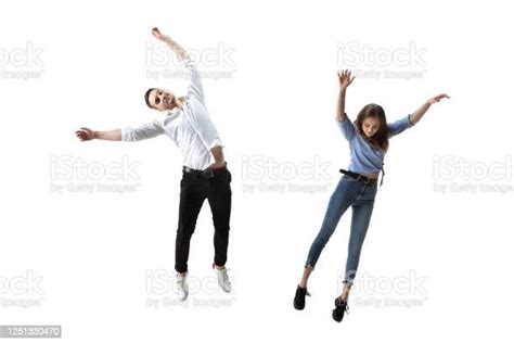 공중의 아름다움 매력적인 젊은 여성과 남자의 전체 길이 스튜디오 샷은 공기에 호버링과 눈을 감고 유지 2명에 대한 스톡 사진 및 기타 이미지 Istock