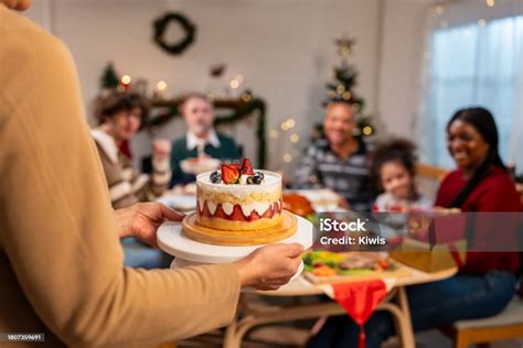 다민족 대가족이 집에서 함께 크리스마스 파티를 축하합니다 휴일 추수 감사절을 축하하기 위해 음식을 먹는 저녁 식사를하는 매력적인 다양한 그룹 집에서 식탁에서 Xmas 이브