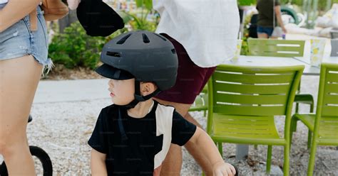 헬멧을 쓰고 세발자전거를 타는 어린 소년 사진 Unsplash의 헬멧 이미지