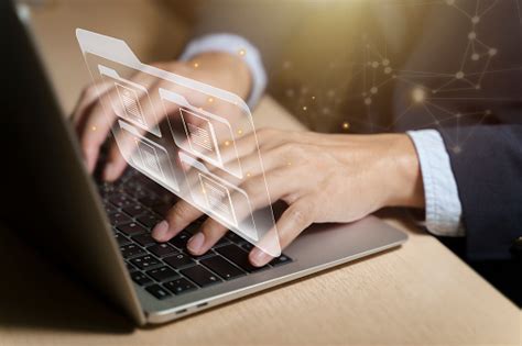 문서 관리 시스템과 온라인 문서 데이터베이스 종이 없는 사무실 개념에 컴퓨터를 사용하는 사업가 가상현실에 대한 스톡 사진 및