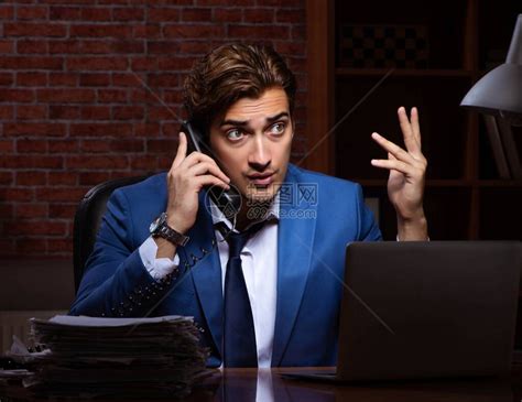 晚上在办公室上班的年轻生意人高清图片下载 正版图片504468533 摄图网