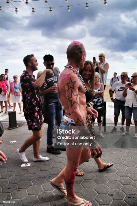 베니돔에서 게이 프라이드 퍼레이드에서 춤을 추고 즐거운 시간을 보내는 사람들 Lgbtqia 문화에 대한 스톡 사진 및 기타 이미지 Lgbtqia 문화 Pride