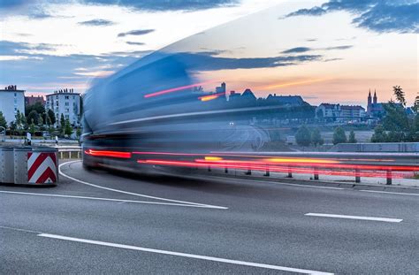 Grund für Unfälle: zu schnell Auto fahren | Runter vom Gas