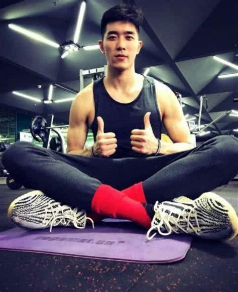 火了，一替補cba球員身價上億，開著豪車，身擁一米九女友 每日頭條