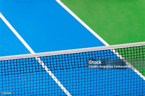 블루 패들 테니스 네트와 하드 코트 테니스 대회 개념 수평 스포츠 테마 포스터 인사말 카드 헤더 웹 사이트 및 앱 테니스에 대한