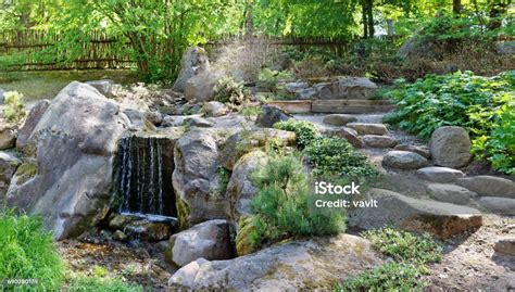 작은 폭포와 숲 시골 스트림의 파노라마 해 안에 거 대 한 화강암 바위의 수 제입니다 화창한 5 월 날 0명에 대한 스톡 사진 및 기타 이미지 Istock