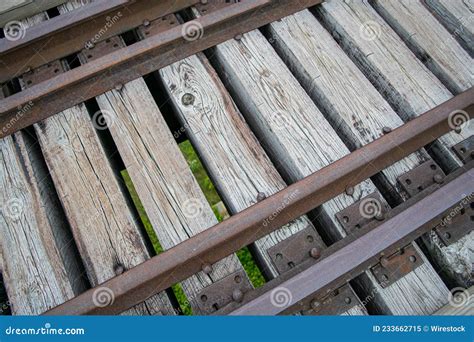 Toma De Conciencia De Los Rieles Con Detalles Antiguos Imagen De Archivo Imagen De Viejo