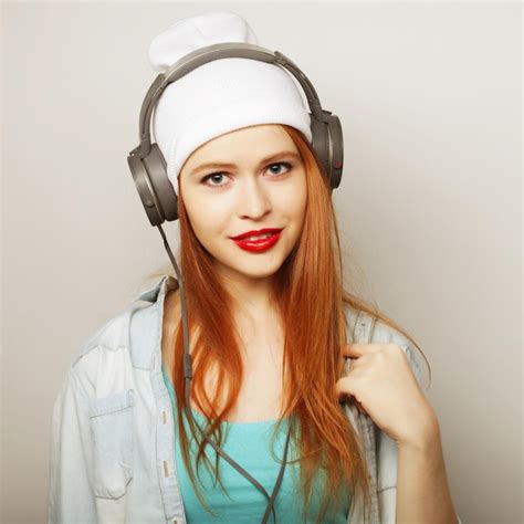 Premium Photo Young Woman With Headphones Listening Music