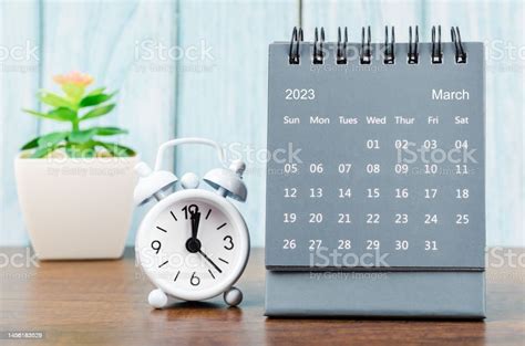파란색 나무 배경에 알람 시계가 있는 2023년 3월 2023년 월간 탁상 달력 2023년에 대한 스톡 사진 및 기타 이미지 2023년 3월 달력 Istock